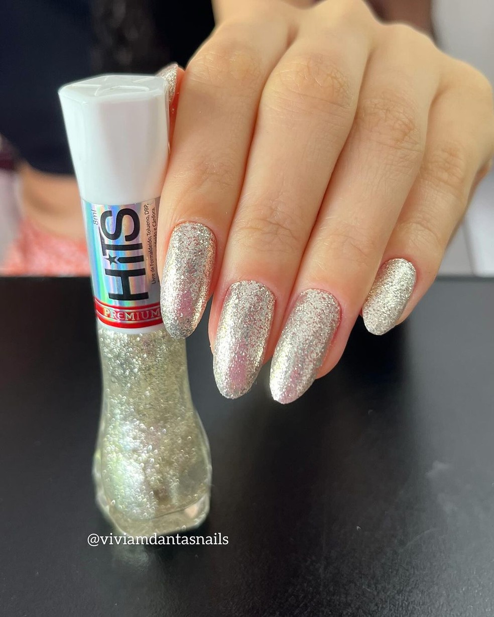 Unhas decoradas em prata: o efeito espelhado que merece a sua atenção