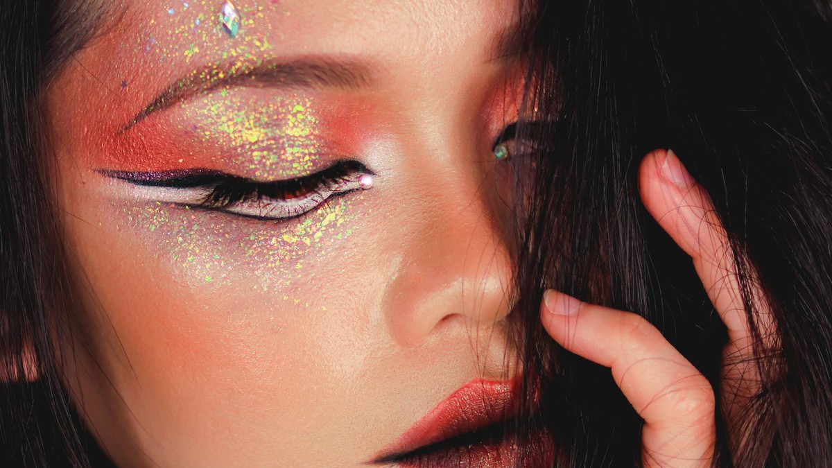 Guia do glitter: como preparar a pele para receber o brilho e qual a ...