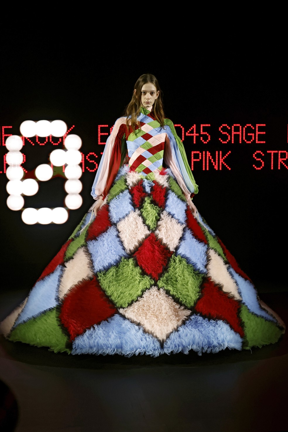 Valentino: Alessandro Michele leva coleção estonteante à Alta-Costura