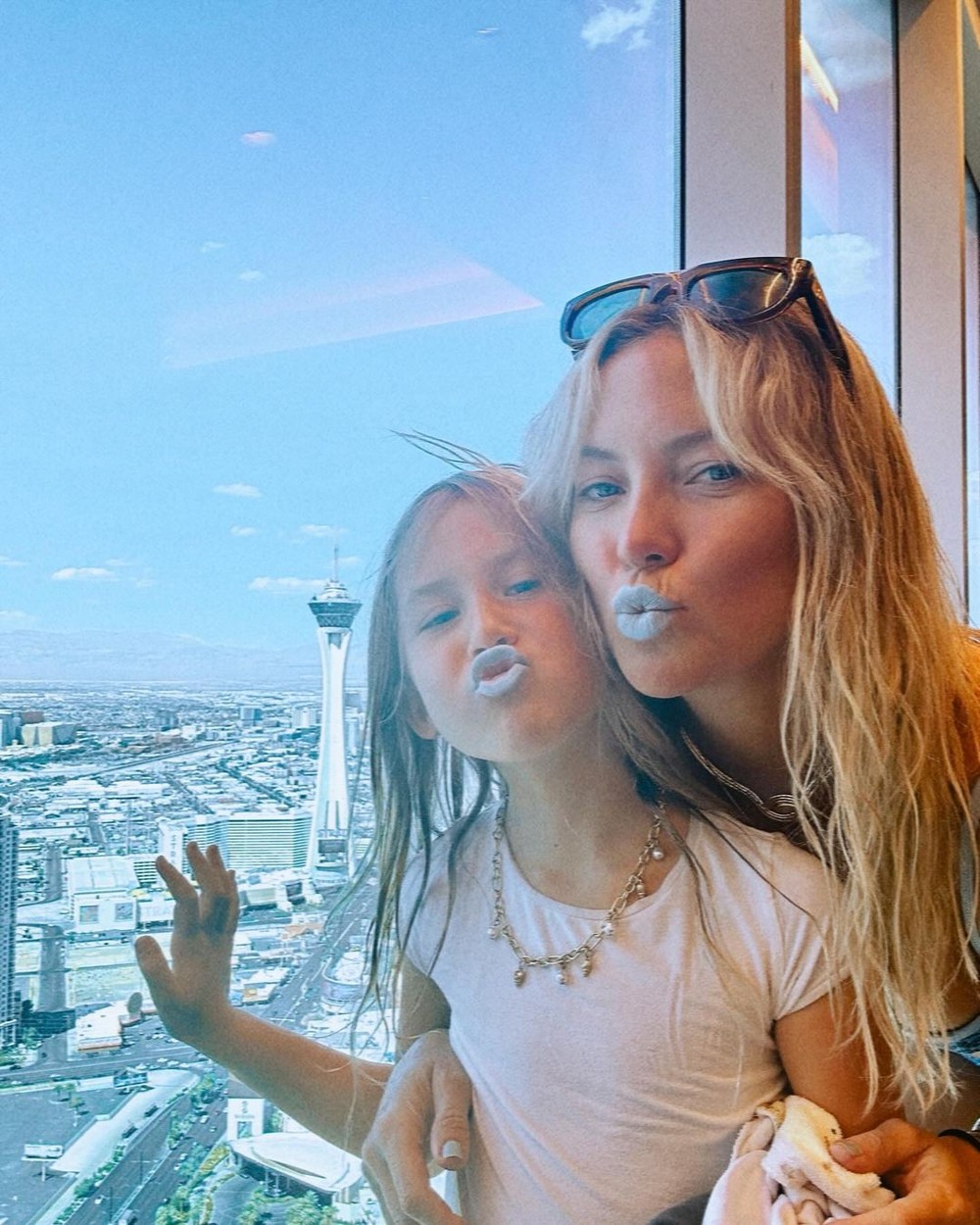 De biquíni azul, Kate Hudson posa à beira da piscina de hotel: 'O que ...