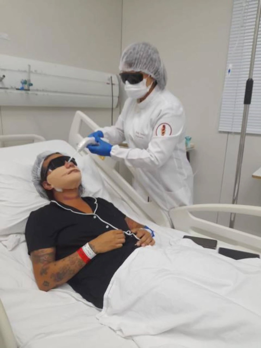 Juliana dos Santos, agredida com 61 socos em elevador, mostra como está seu rosto 7 dias após ...