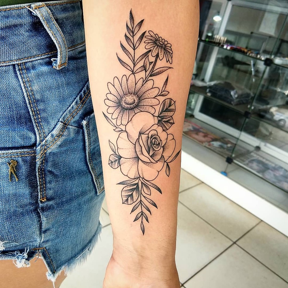 Tatuagem feminina braço fechado: 25 ideias delicadas para se inspirar