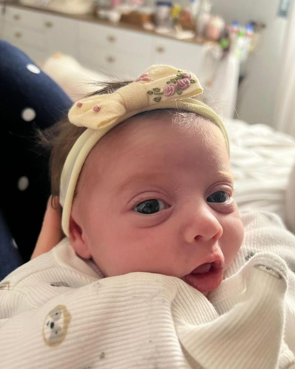 Mãe de Neymar, Nadine Gonçalves posa com a neta recém-nascida nos ...