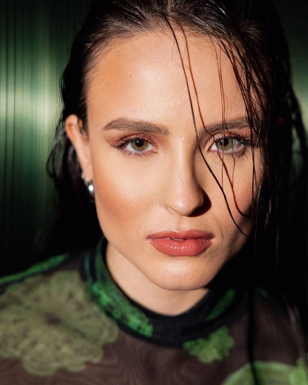 Larissa Manoela abusa da transparência para desfile histórico na ...