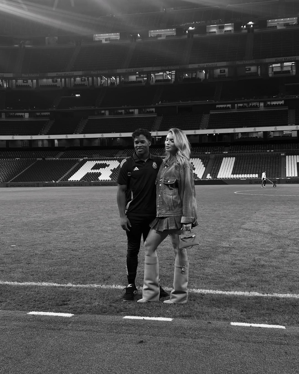 Gabriely Miranda e Endrick protagonizam beijo romântico em estádio na ...