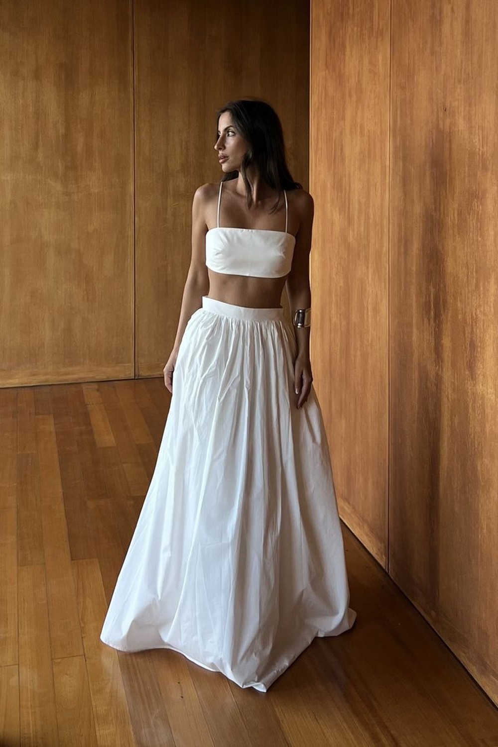 Saiba como criar looks com saia longa marcantes e se aventure com a peça