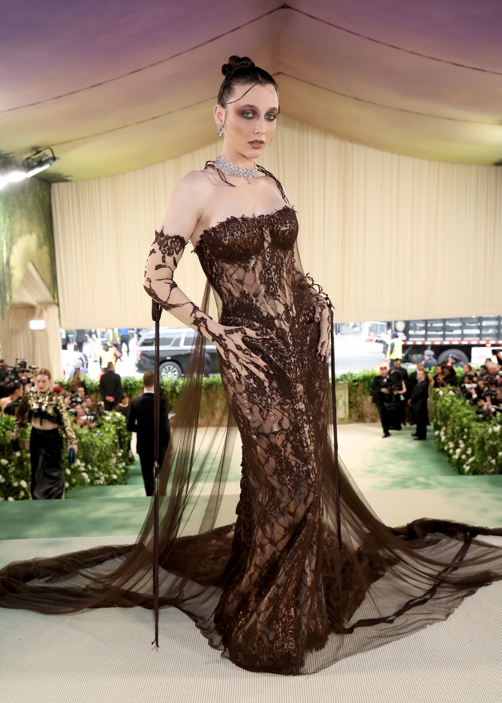 Renda preta, florais e o gótico de volta: as tendências do Met Gala