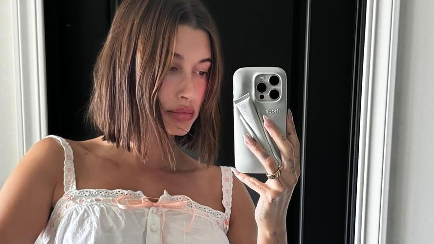 Com gloss em capinha de celular, Hailey Bieber reforça tendência de ...