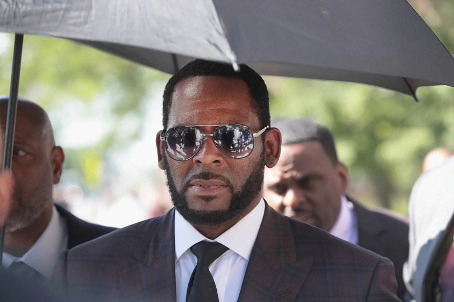 Cantor R. Kelly é condenado a 20 anos de prisão por abuso sexual de criança