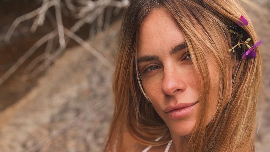 Longe do agito do Carnaval, Carolina Dieckmann abre álbum: 'Carnaserra ...