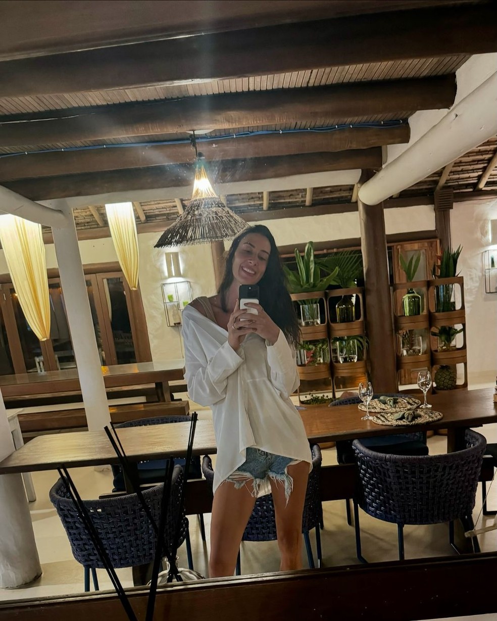 Bicampeã olímpica, Sheilla Castro posa de biquíni em resort na Bahia ...