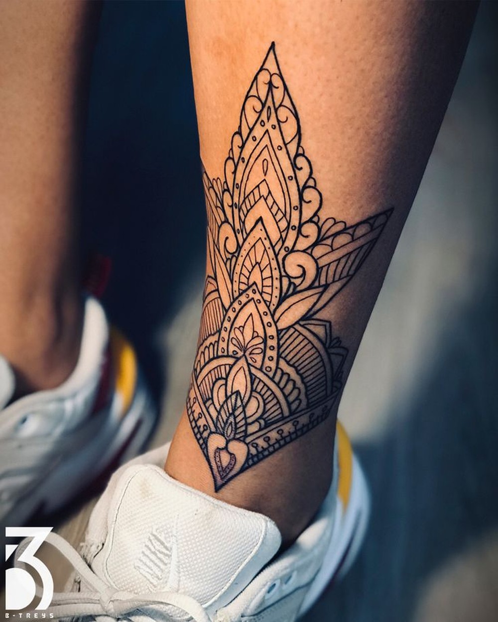 Tatuagem de mandala feminina: ideias com o símbolo que vai além da estética