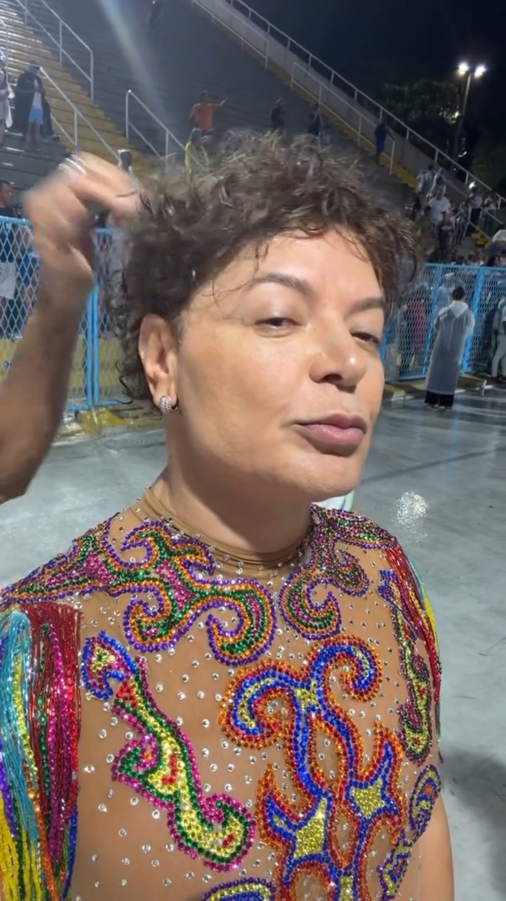 David Brazil passa perrengue após chuva descolar peruca em plena Sapucaí