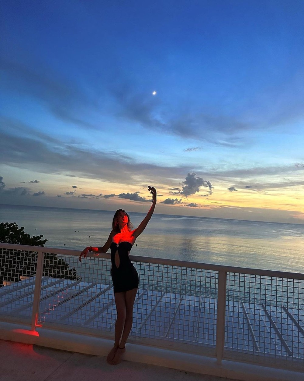 Bella Hadid aparece bronzeada e capricha na pose em cliques para a web