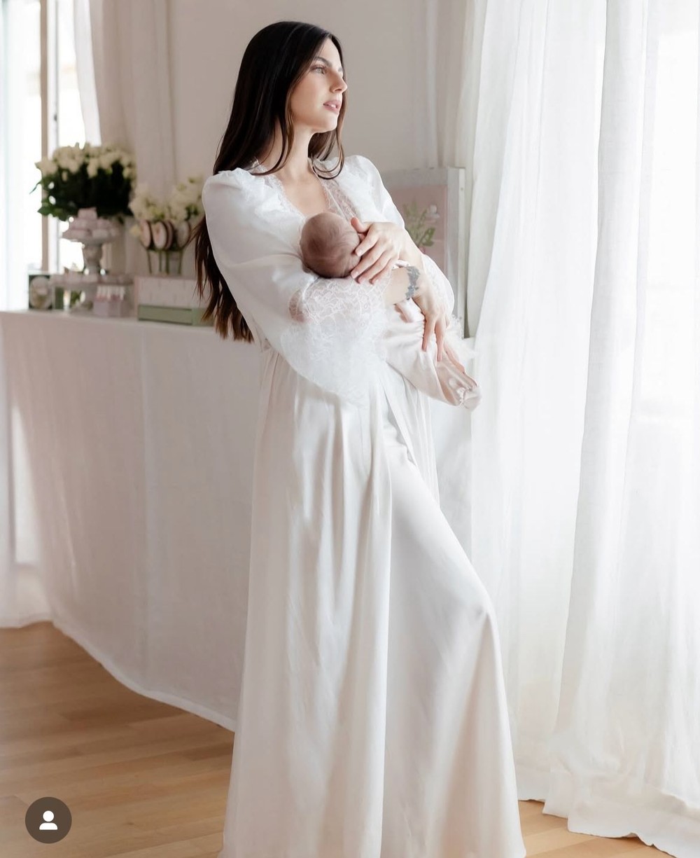 Kelly Piquet posa pela primeira vez com Lily, sua filha com Max Verstappen