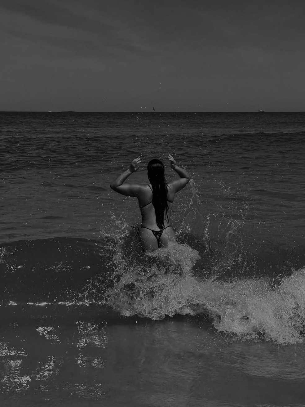 Giulia Costa posa com biquíni preto ao tomar banho de mar: 'Veranico carioca'