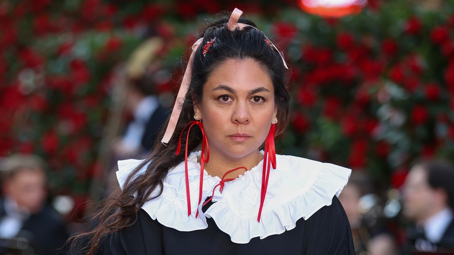 Ultrafeminina e com referências históricas, moda de Simone Rocha vira ...