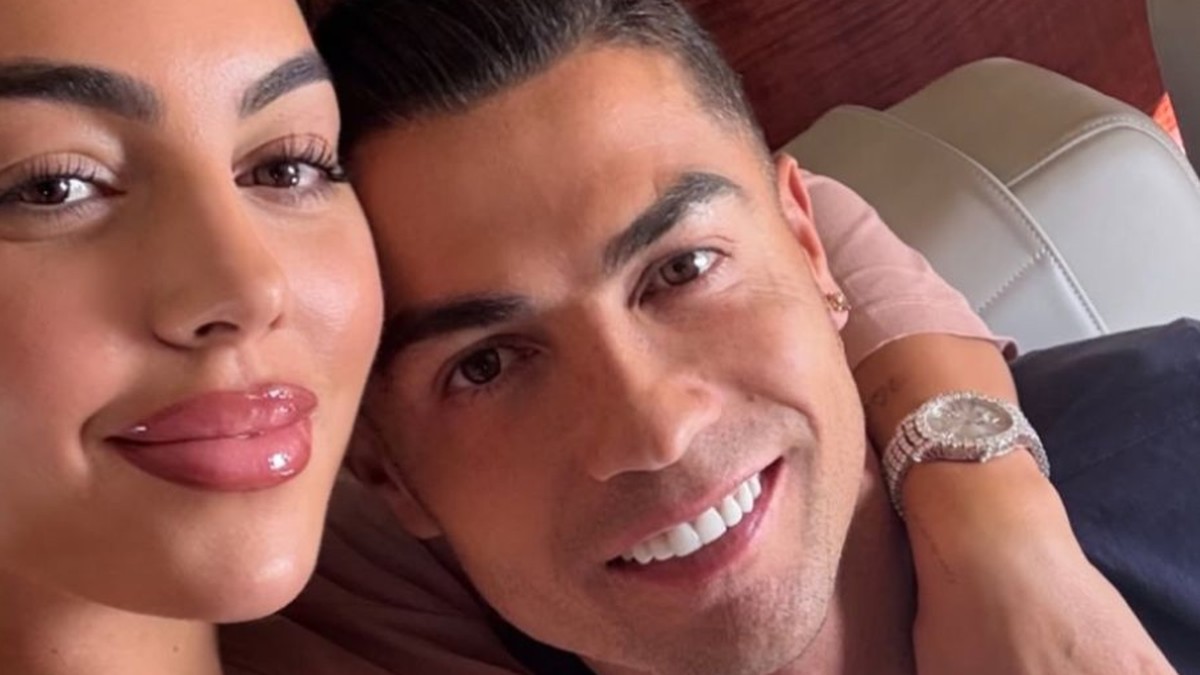 Georgina Rodríguez posa coladinha em Cristiano Ronaldo e exibe anel de ...