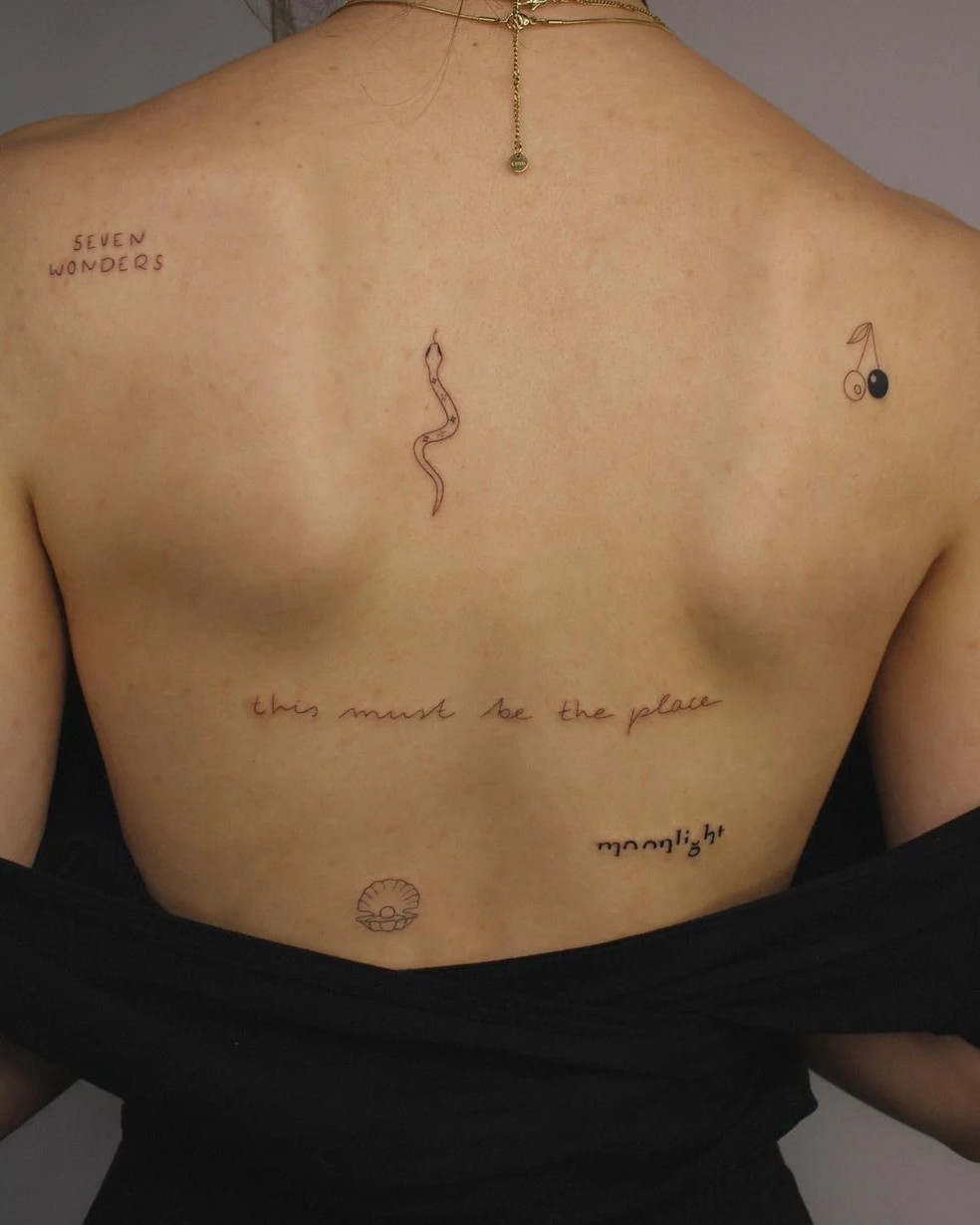 Tatuagem feminina escrita nas costas: 20 inspirações para a escolha ...