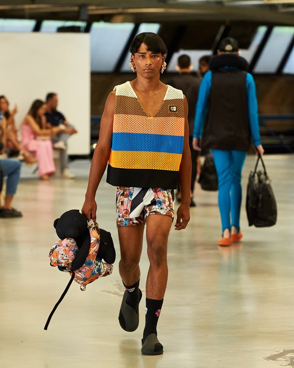 O verão 2024 de Herchcovitch é pop: estilista abre Casa de Criadores e ...