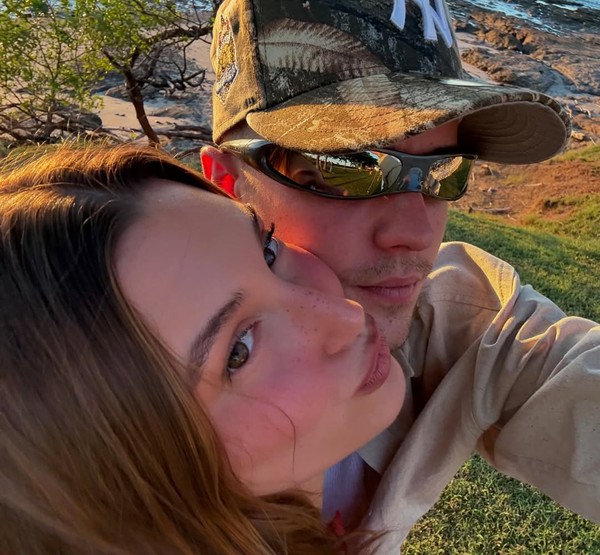 Sem camisa, Justin Bieber e Hailey dançam muito em festa e deixam o ...