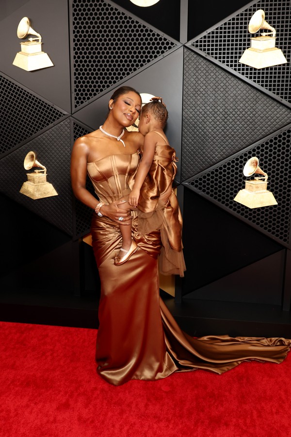 Victoria Monét combina look Versace com a filha de 2 anos, a ...