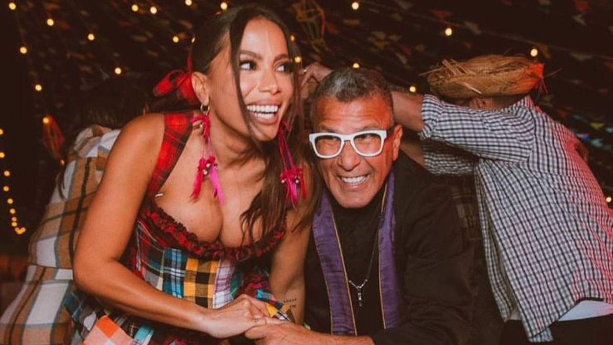 Anitta e Eri Johnson curtem arraial da cantora juntos e ator se declara: 'Saudades dessa energia ...
