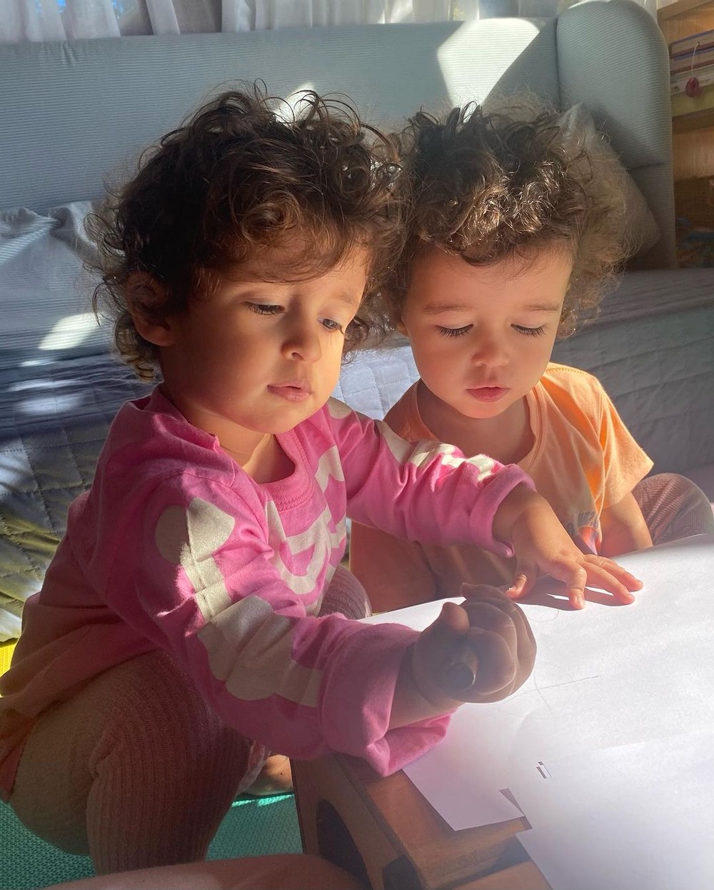 Nanda Costa mostra rotina matinal com as filhas gêmeas e semelhança ...