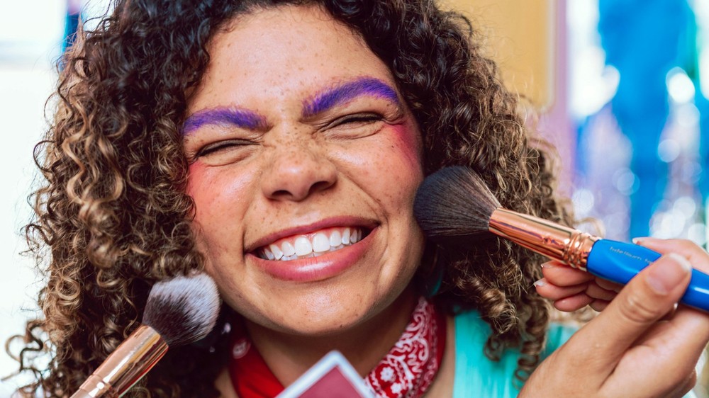 8 produtos de maquiagem básica para o dia que realçam a pele parda