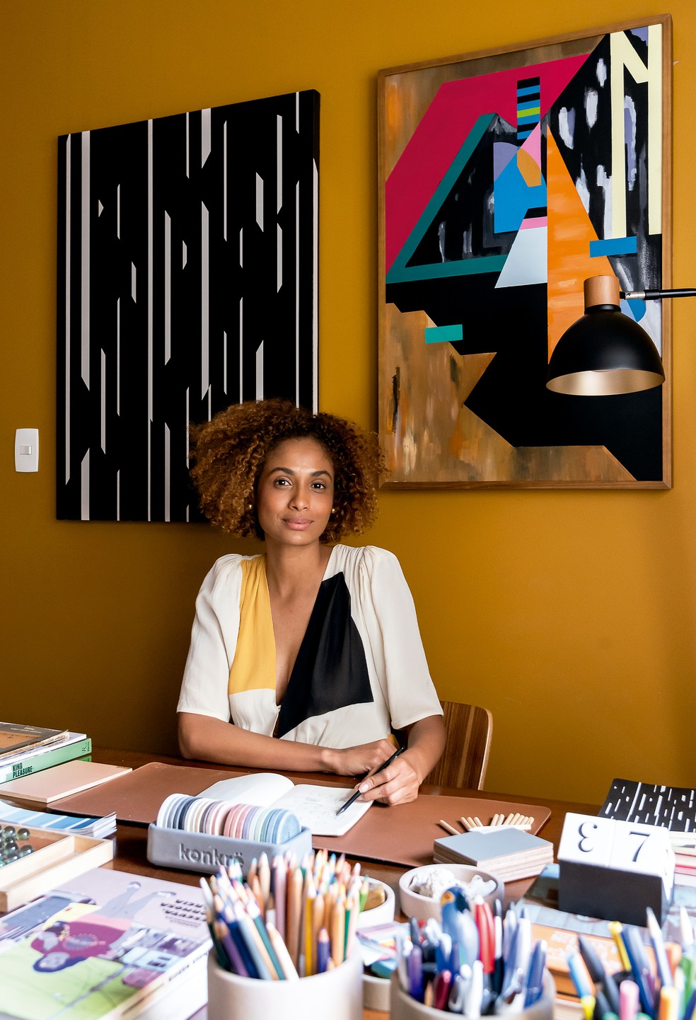 Apartamento de Stephanie Ribeiro tem ares de interior e cores vibrantes