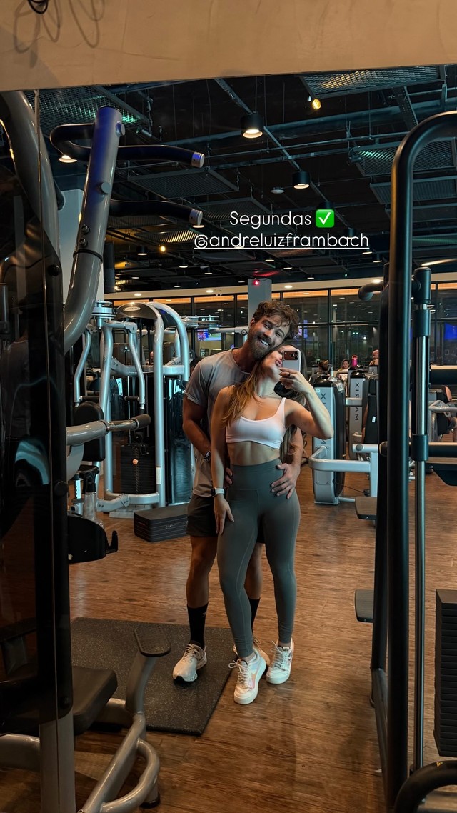 Larissa Manoela e André Luiz Frambach posam agarradinhos na academia ...