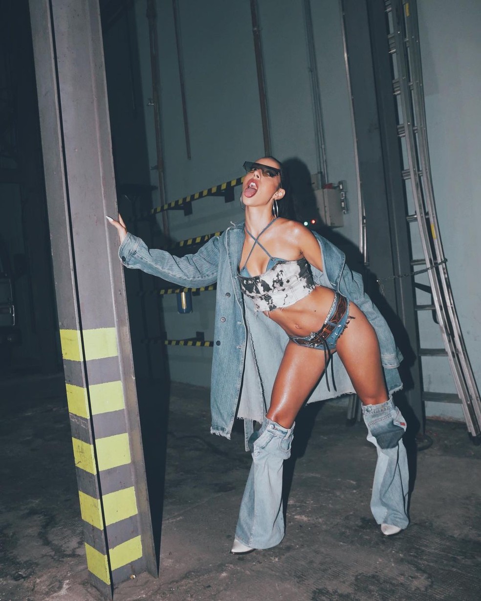 Marina Sena é uma fashionista apaixonada pelos anos 2000 e podemos provar