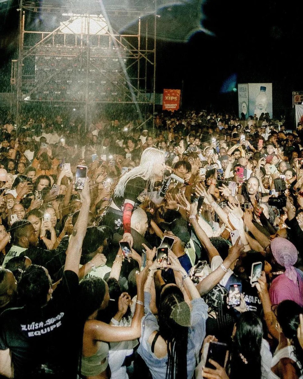 Luísa Sonza faz show na Angola e se joga no meio do público