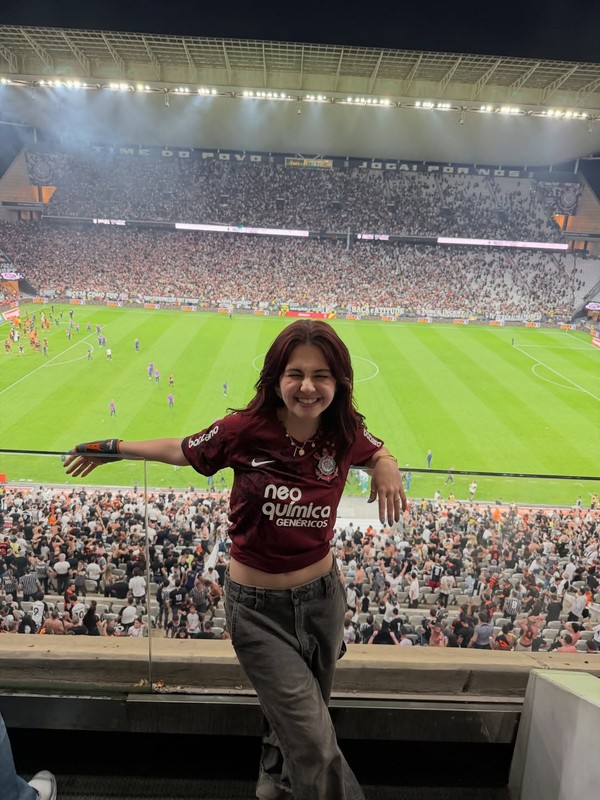 Maisa e Klara Castanho aproveitam juntas semifinal da Copa do Brasil