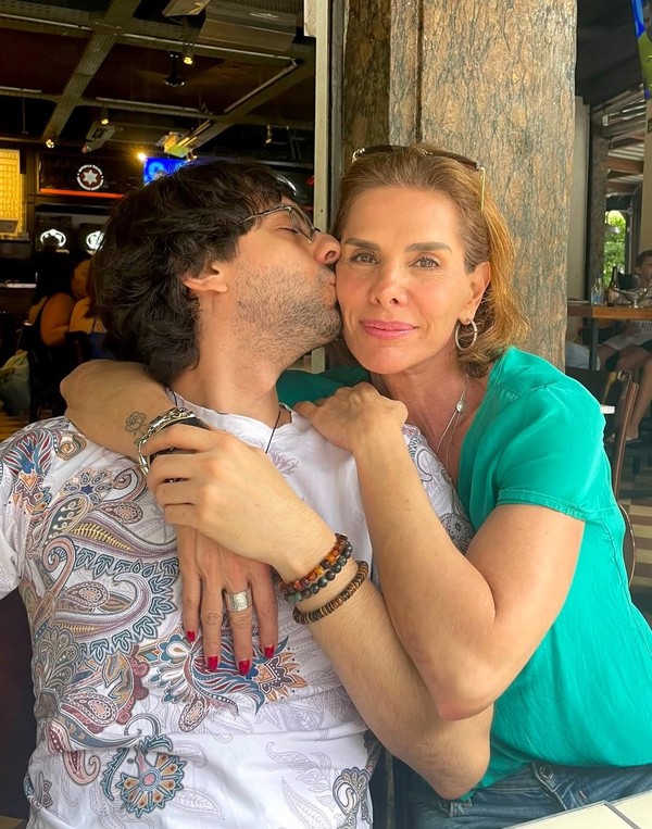 Helena Fernandes posta foto rara com os três filhos e se declara ...