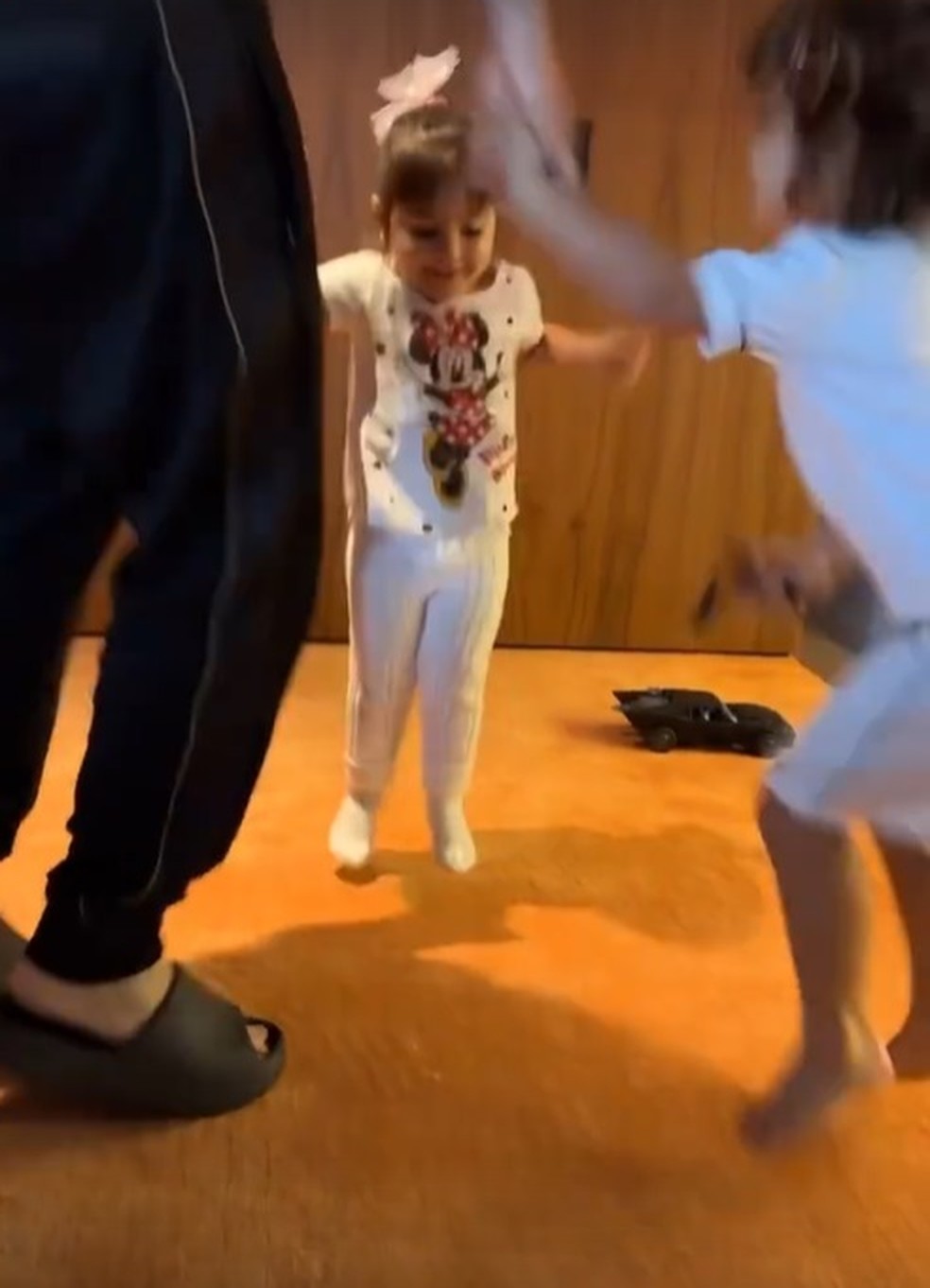 Romana Novais mostra filhos dançando na volta de Alok para casa ...