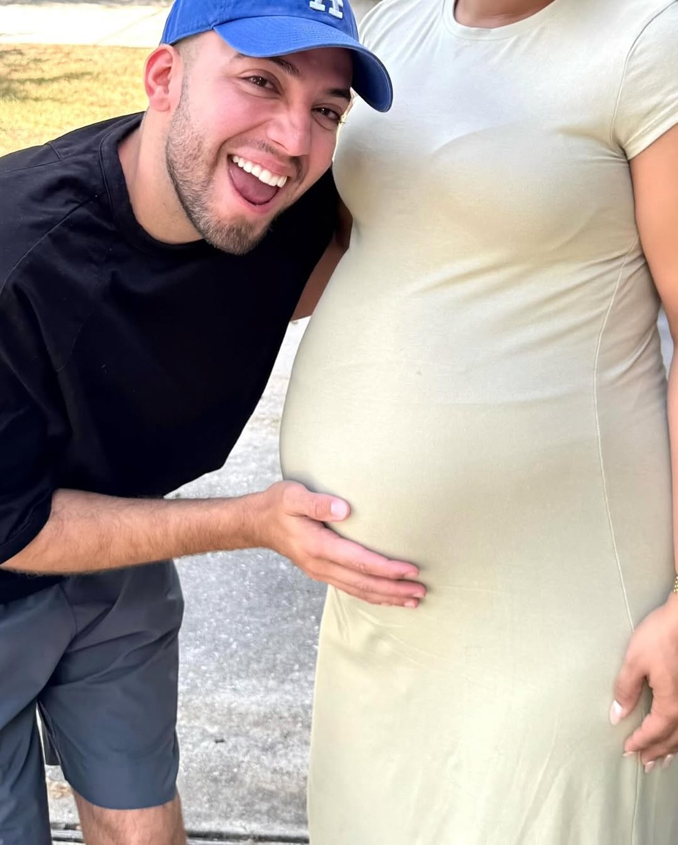 Lucas Rangel posa com 'barriga de aluguel' da filha: 'Esperando a Mia ...