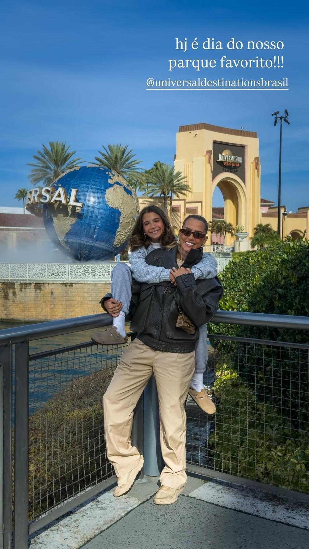 Deborah Secco e filha enfrentam montanha-russa radical na Universal