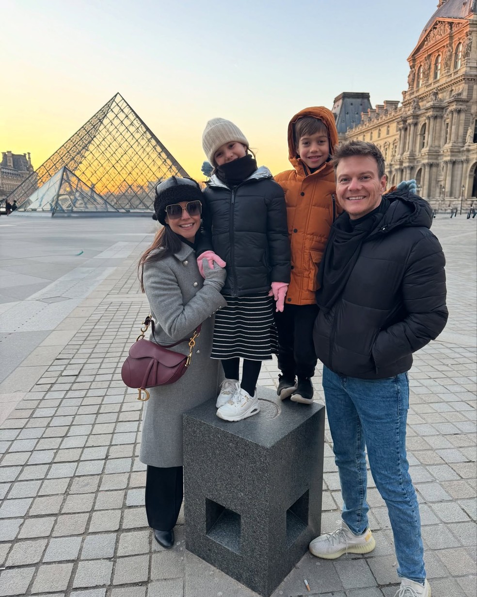 Thais Fersoza e Michel Teló mostram viagem com os filhos para Paris ...