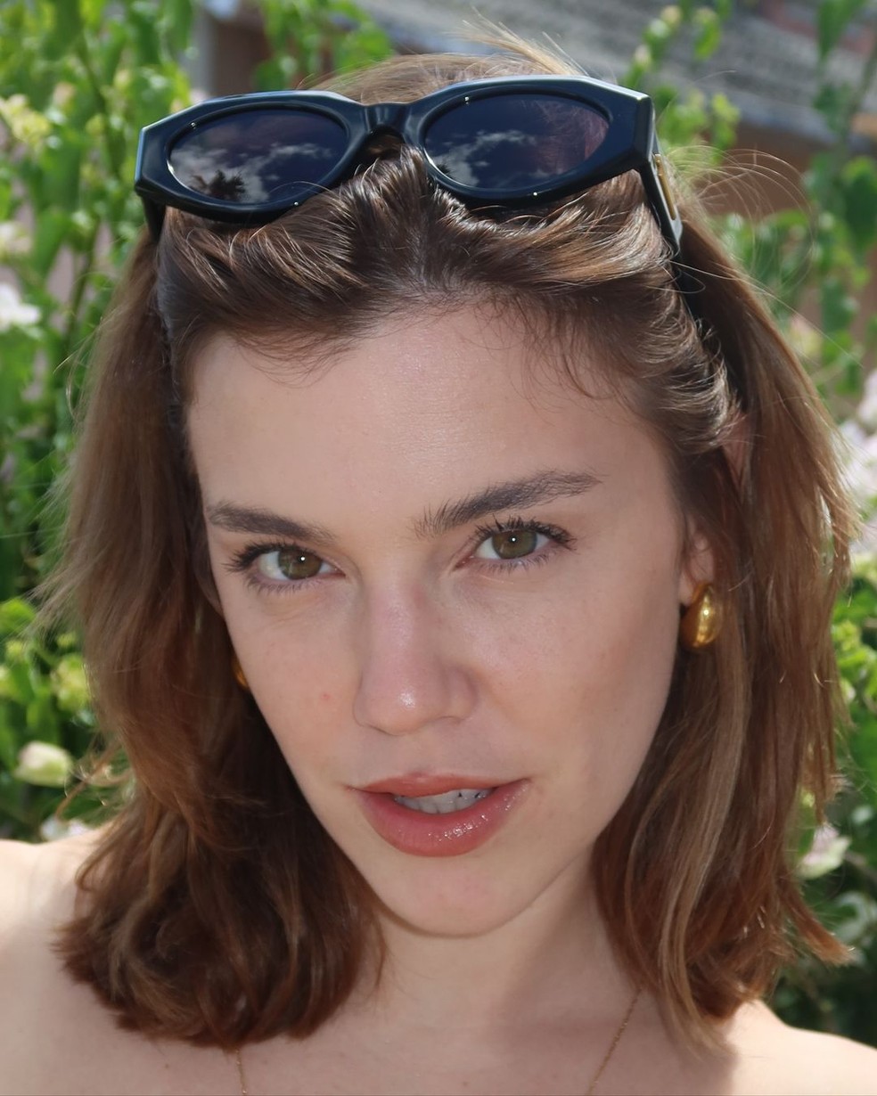 Alice Wegmann posa estilosa, se empolga em passeio por Portugal e fãs ...
