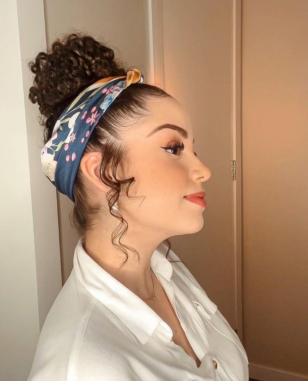 18 ideias de coques em cabelos cacheados e crespos para inspirar