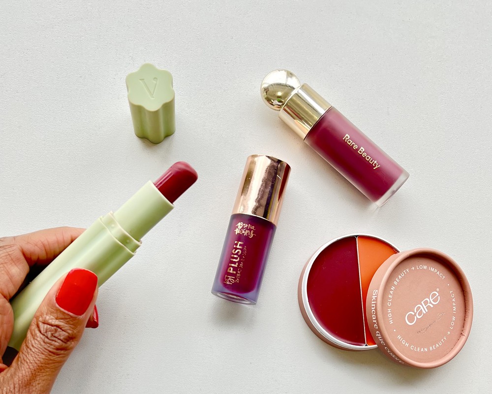 Blush roxo é a tendência de maquiagem da vez. Você usaria?