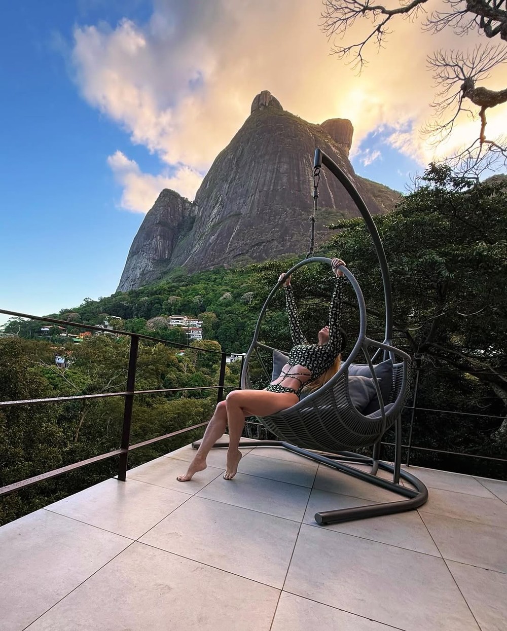 Danielle Winits posa com maiô recortado em cenário paradisíaco ...