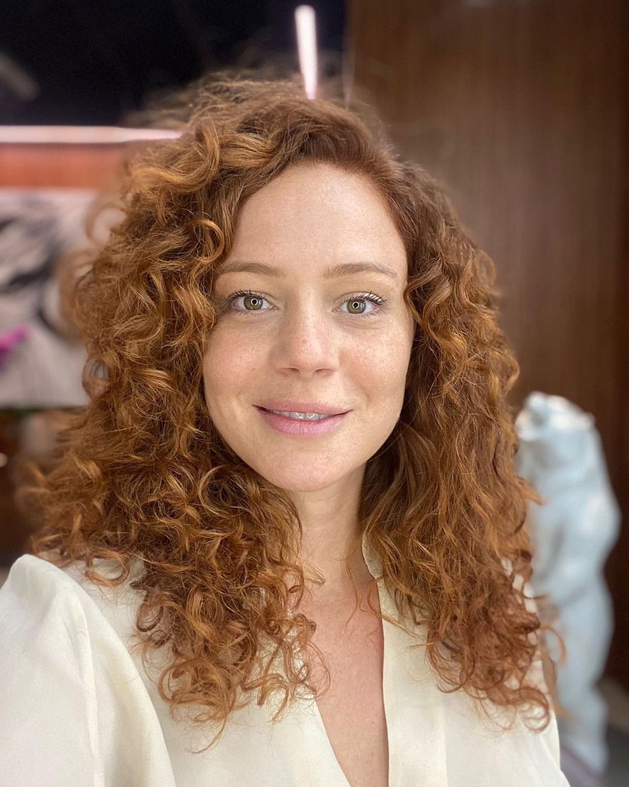 Leandra Leal aparece ruiva para personagem e fãs elogiam: 'Maravilhosa'