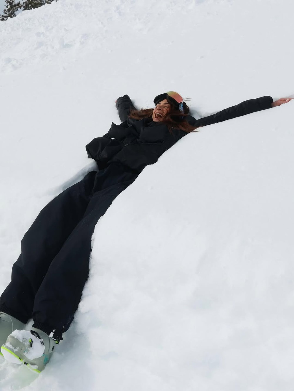 Longe do Carnaval, Thaila Ayala abre álbum esquiando na neve com o ...