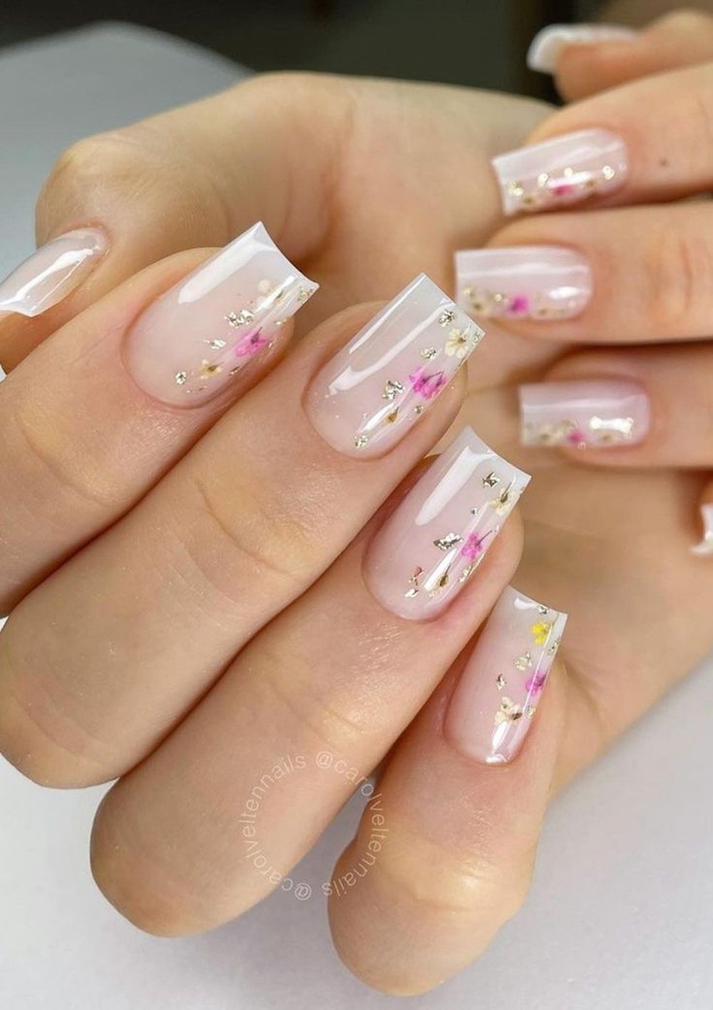 Unha de gel quadrada decorada: ideias únicas e delicadas para se inspirar