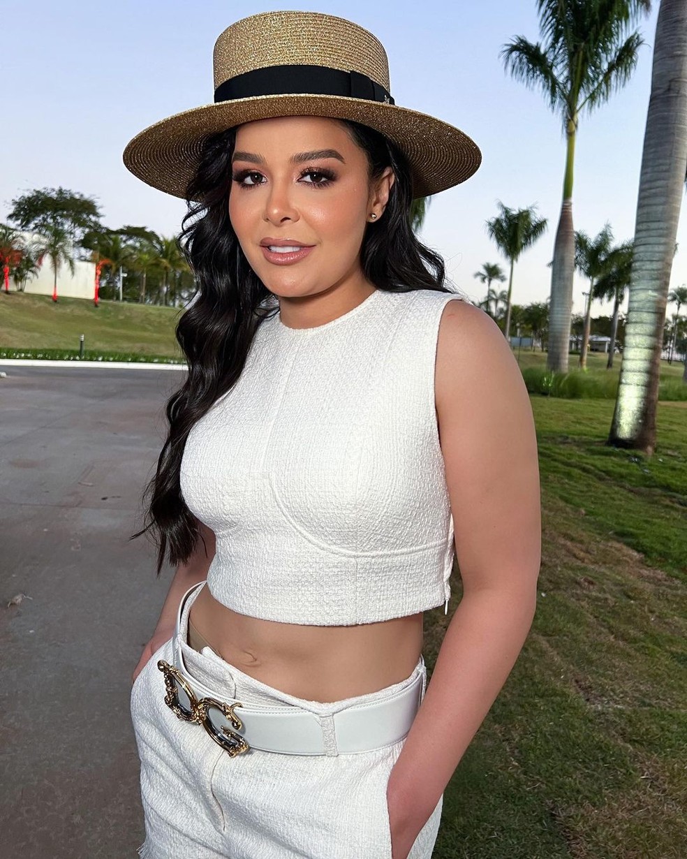 Maraisa esbanja beleza com look all white e fãs opinam: 'Você de branco ...