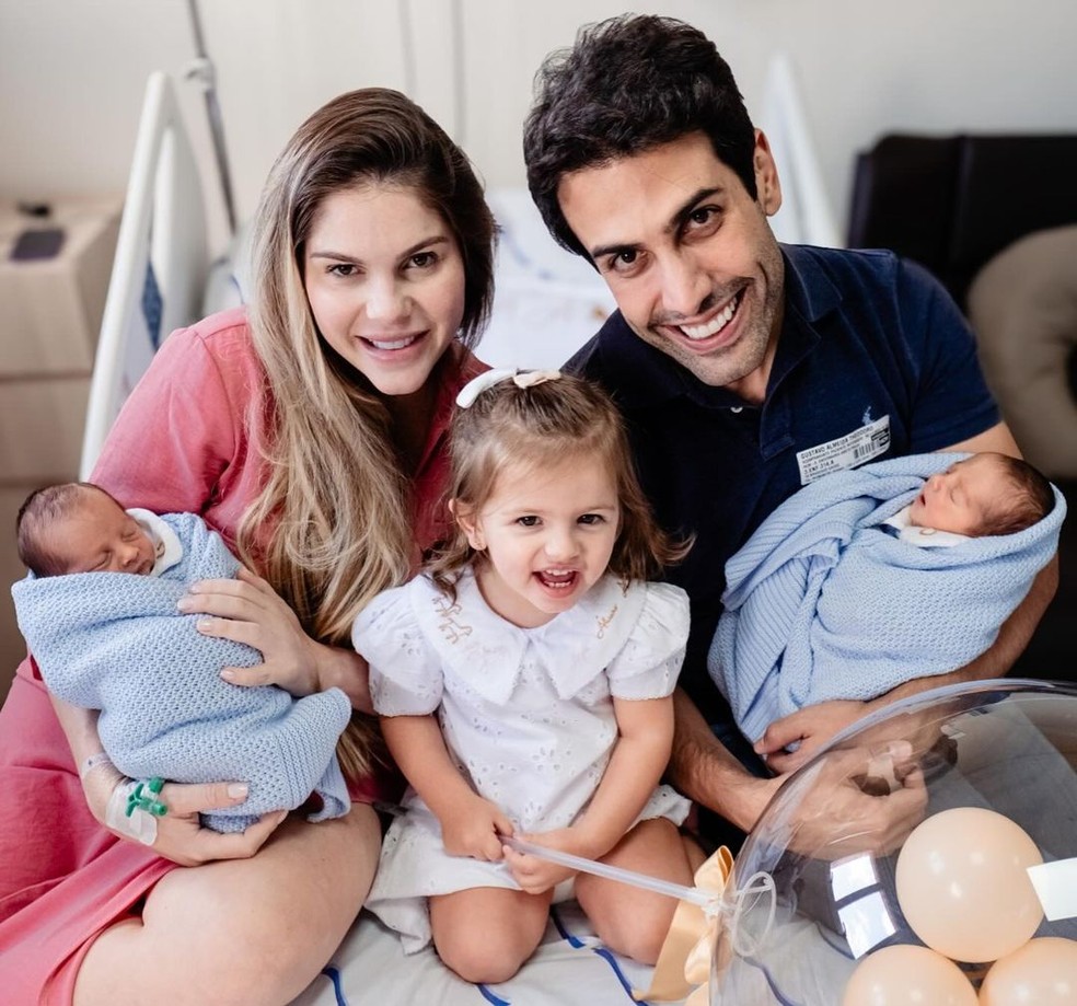 Barbara Evans e marido posam em família e mostram interação da filha ...