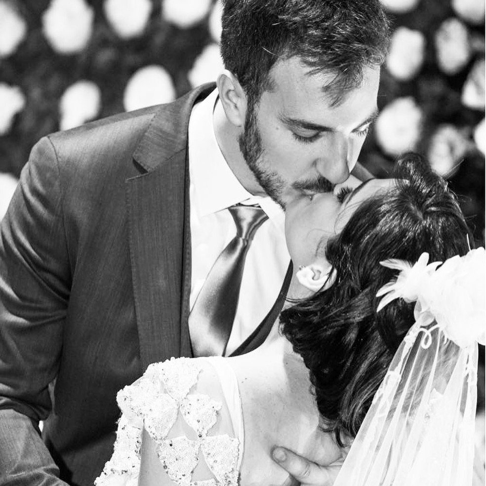 Sabrina Petraglia se declara para o marido em post com fotos nostálgicas