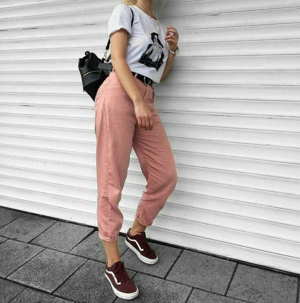 Como criar um look com calça rosa? 20 ideias para se inspirar e ousar ...
